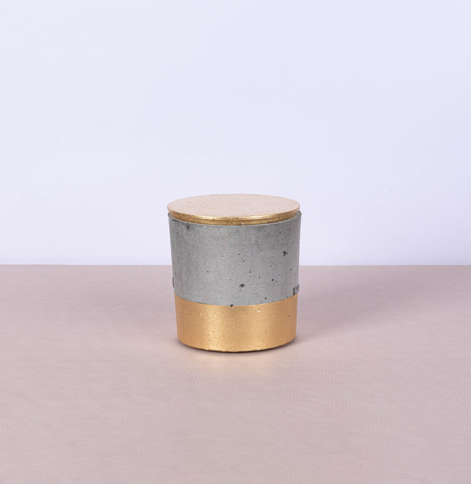 Large round concrete box with gold leaf band and gold leaf lid – Fastoun